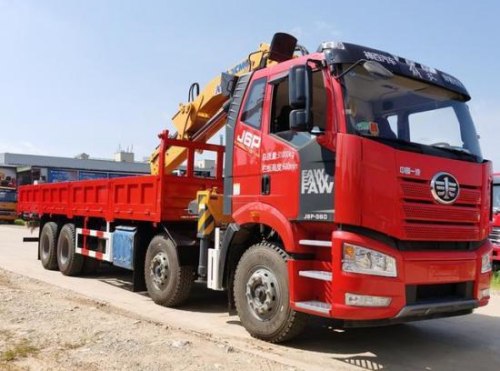 XCMG 12-ton folding arm truck-mounted crane--FAW chassis