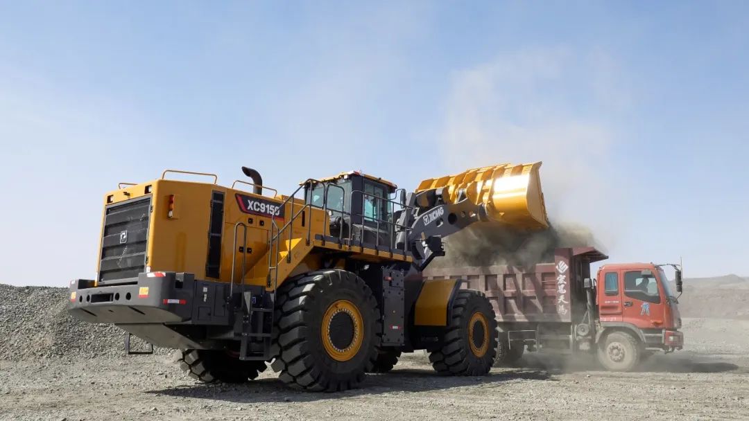 XCMG's first ultra-large tonnage hybrid loader XC9150